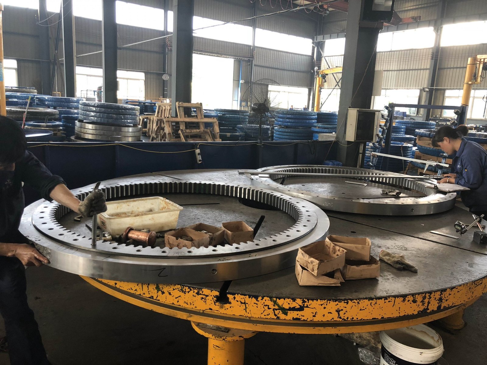 Hyundai R225-7 Factory Supply Slewing Ring Bearing for Excavator – Ken ...